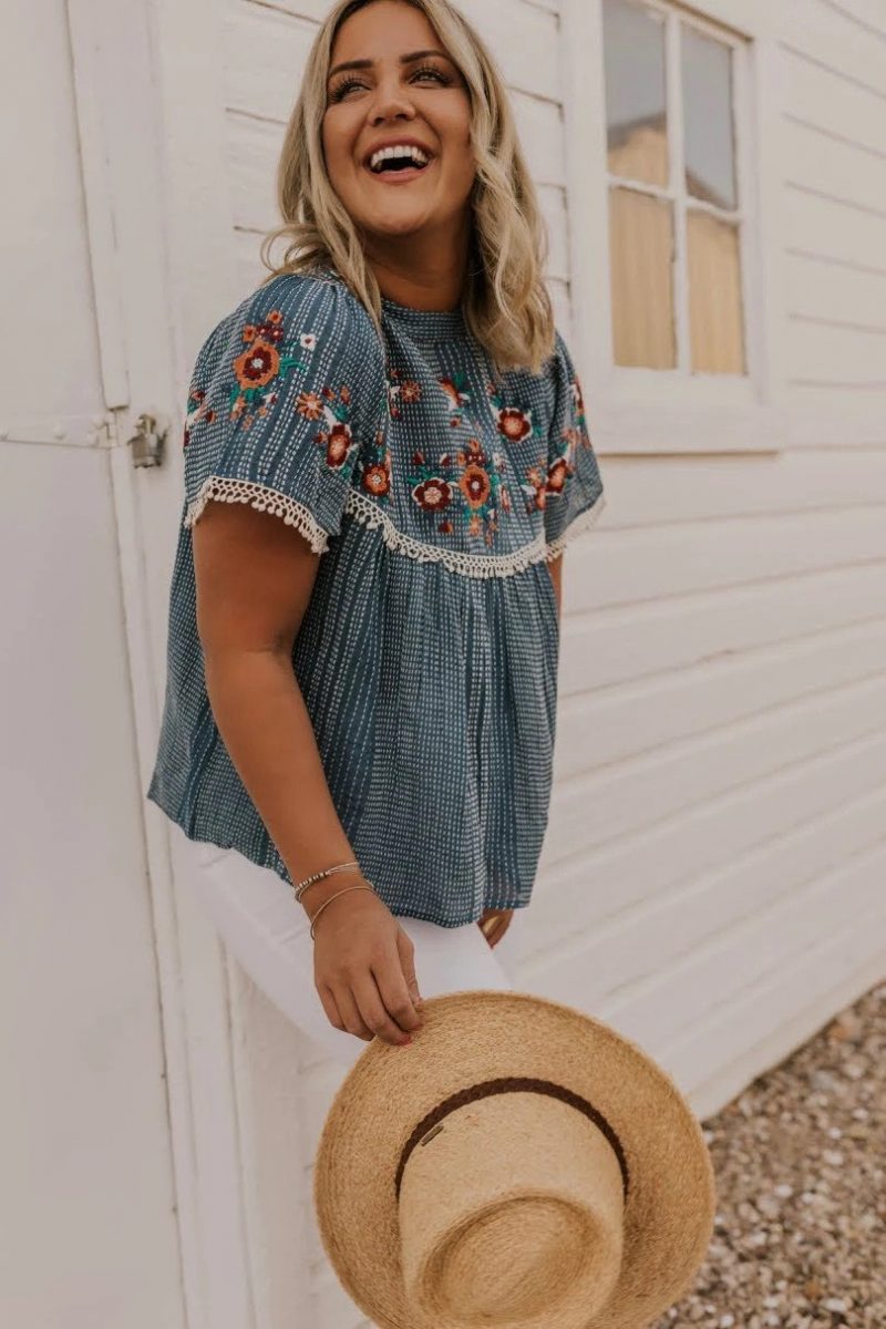 How To Style Embroidered Blouses - Stylish Outfit Ideas 2020